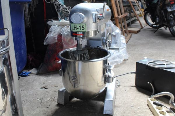 Mixer Kapasitas Besar yang Cocok untuk Usaha Kue Rumahan - MadaniTec